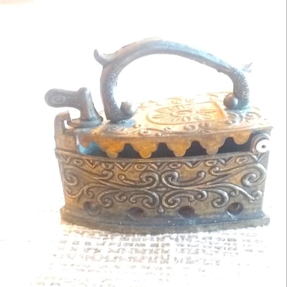 Antique Coal Iron | Accents | Antique Sad Brass Decorative Small Lace ...